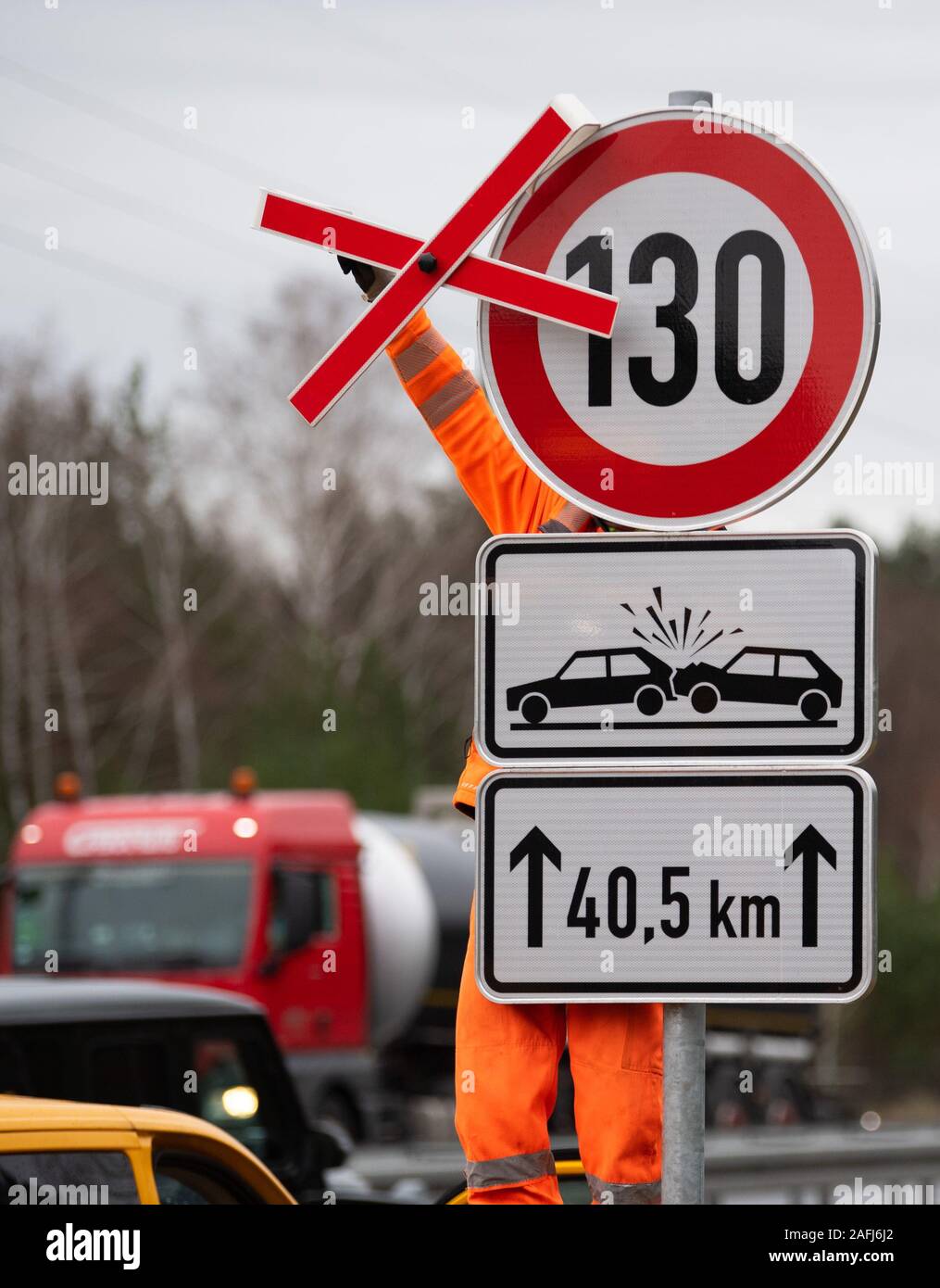 Rangsdorf, Germany. 16th Dec, 2019. A worker on the A13 motorway ...