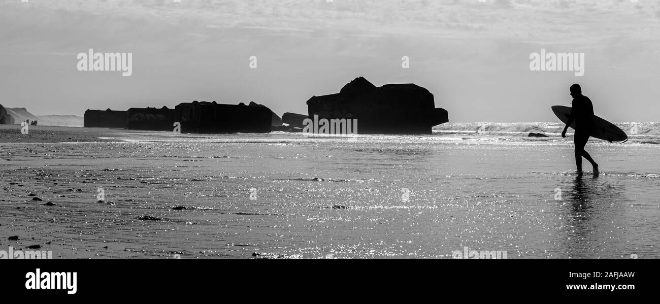 Sand beach scene surfer walking hi-res stock photography and images - Alamy
