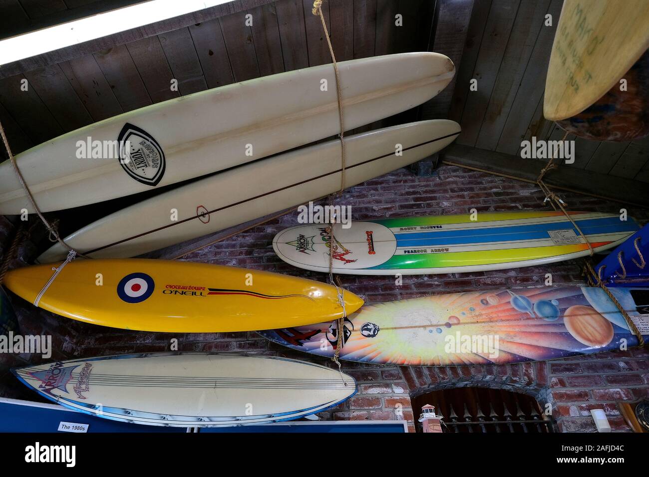 Historische Surfboards im ersten Surf Museum der Welt, Surfing Museum ...