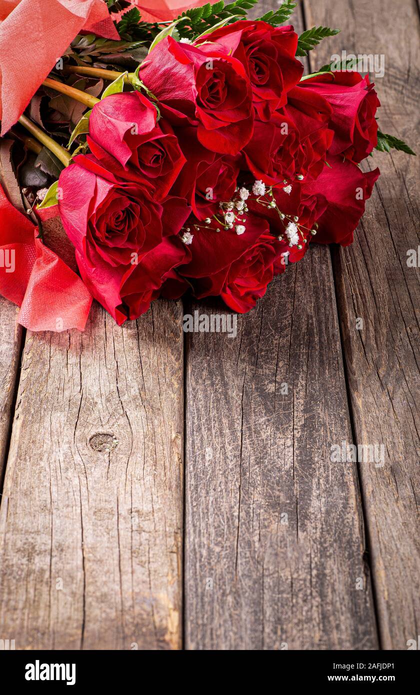 Bouquet of red roses on rustic wooden surface with copy space Stock ...