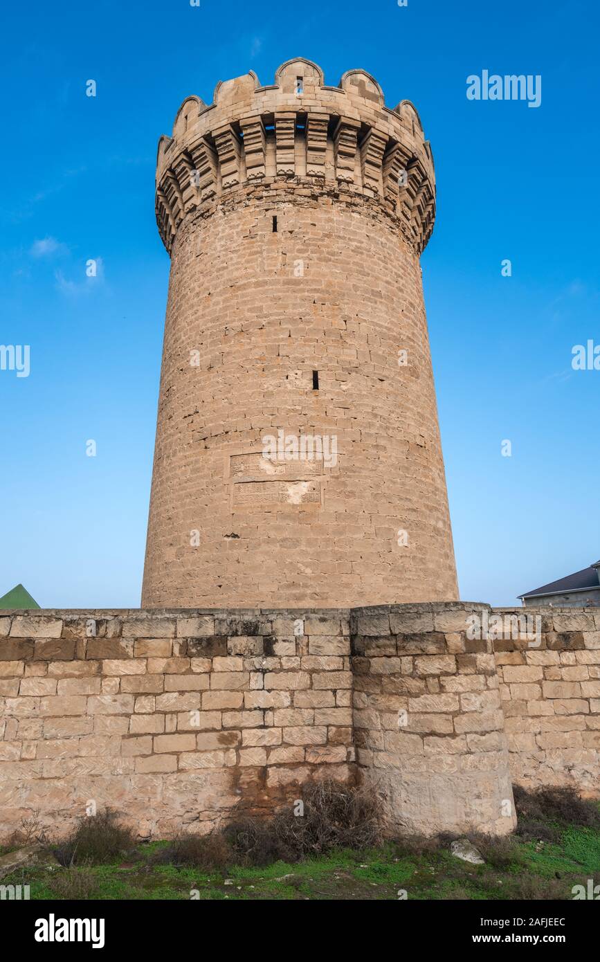 13th century medieval round tower fortress of hi-res stock photography ...
