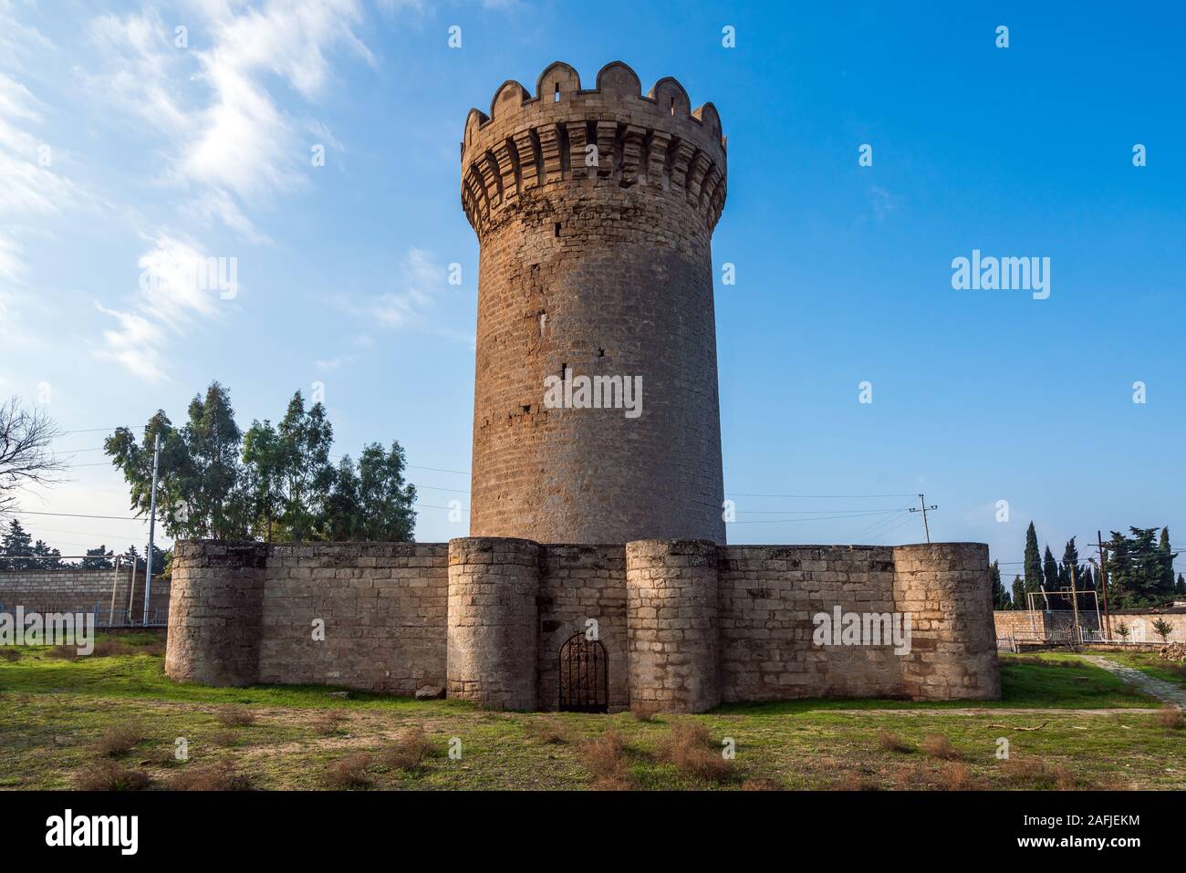 13th century medieval round tower fortress of hi-res stock photography ...
