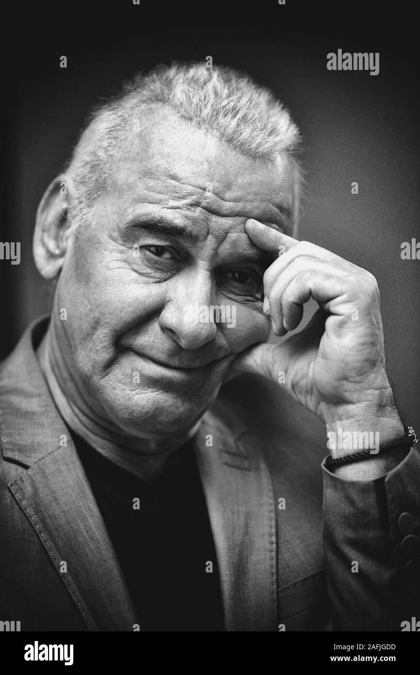 Singer paris hi-res stock photography and images - Alamy