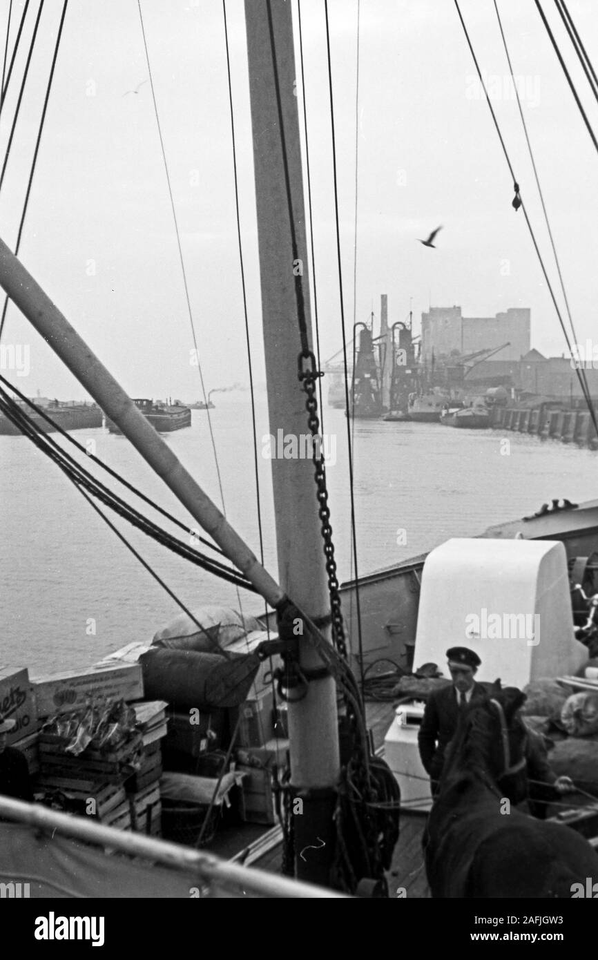 Schiff im Hafen von Emden, Niedersachsen, Deutschland, 1950. Ship in ...