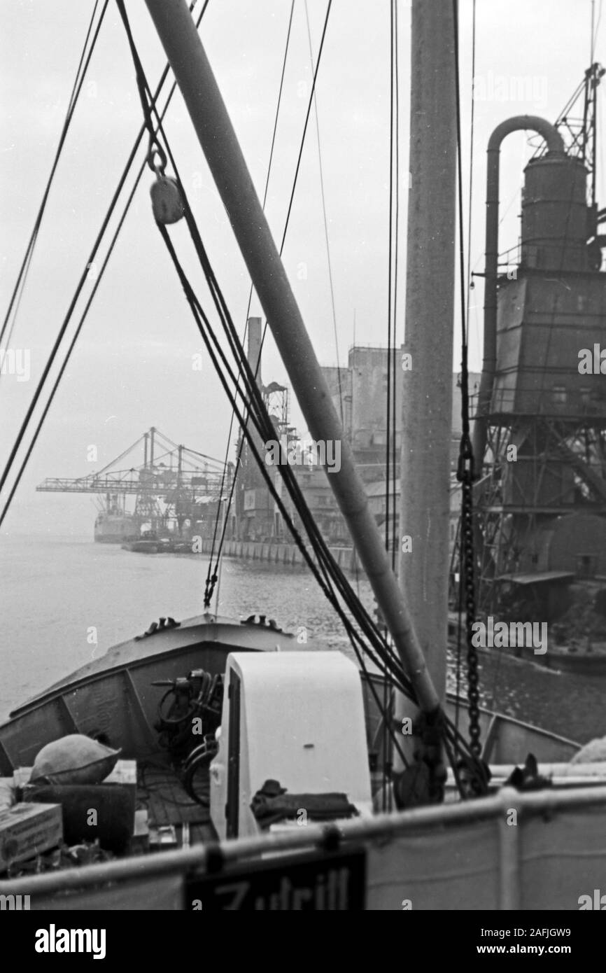 Schiff im Hafen von Emden, Niedersachsen, Deutschland, 1950. Ship in ...