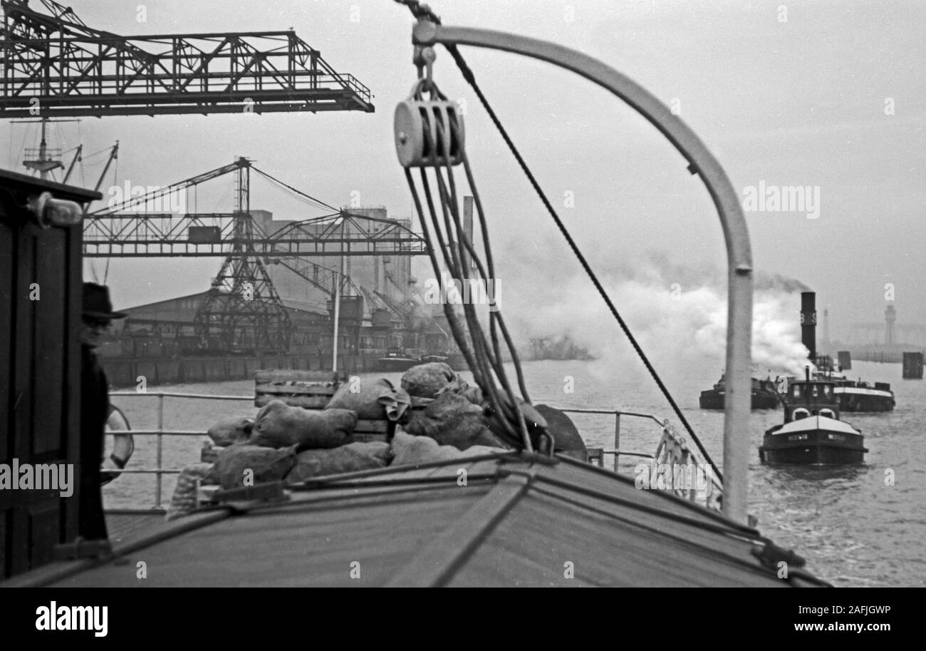 Schiff im Hafen von Emden, Niedersachsen, Deutschland, 1950. Ship in ...