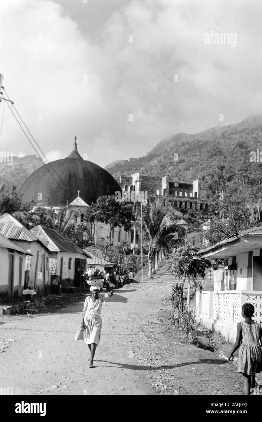 Das Dorf Milot und die Ruinen von Schloss Sans-Souci, 1967. Milot ...
