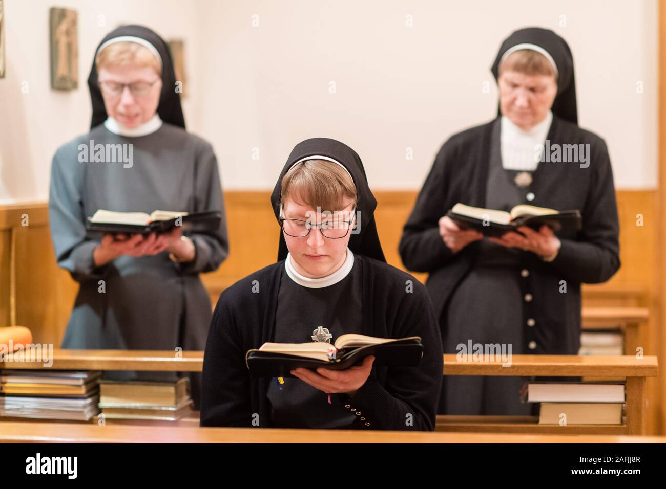 Munich, Germany. 27th Nov, 2019. Christina Vögerl (M) prays with her ...