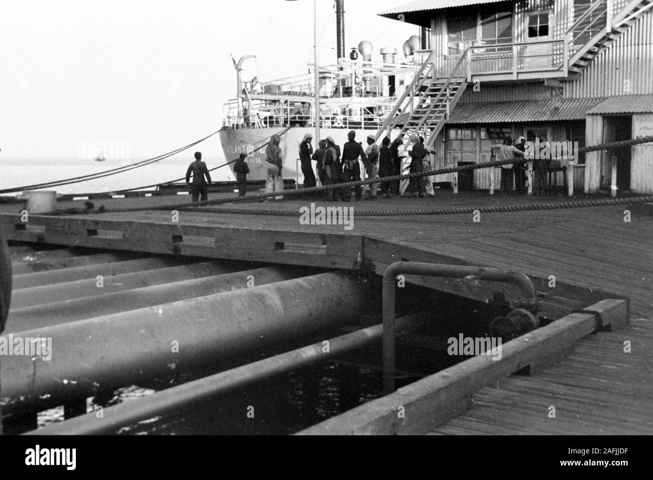 An Bord eines Frachtschiffs im Hafen von Port Said, Ägypten, 1955. On ...