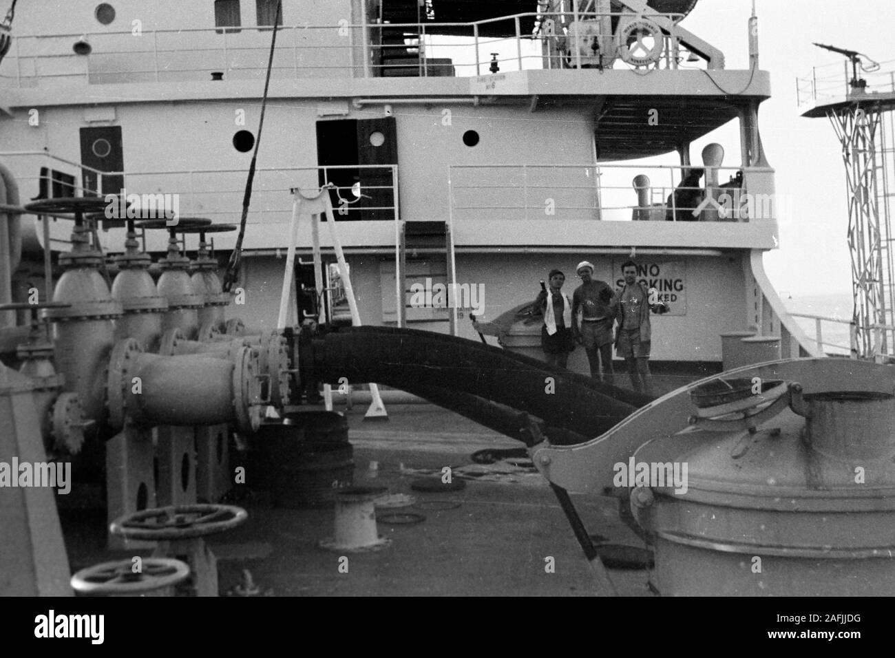 An Bord eines Frachtschiffs im Hafen von Port Said, Ägypten, 1955. On ...