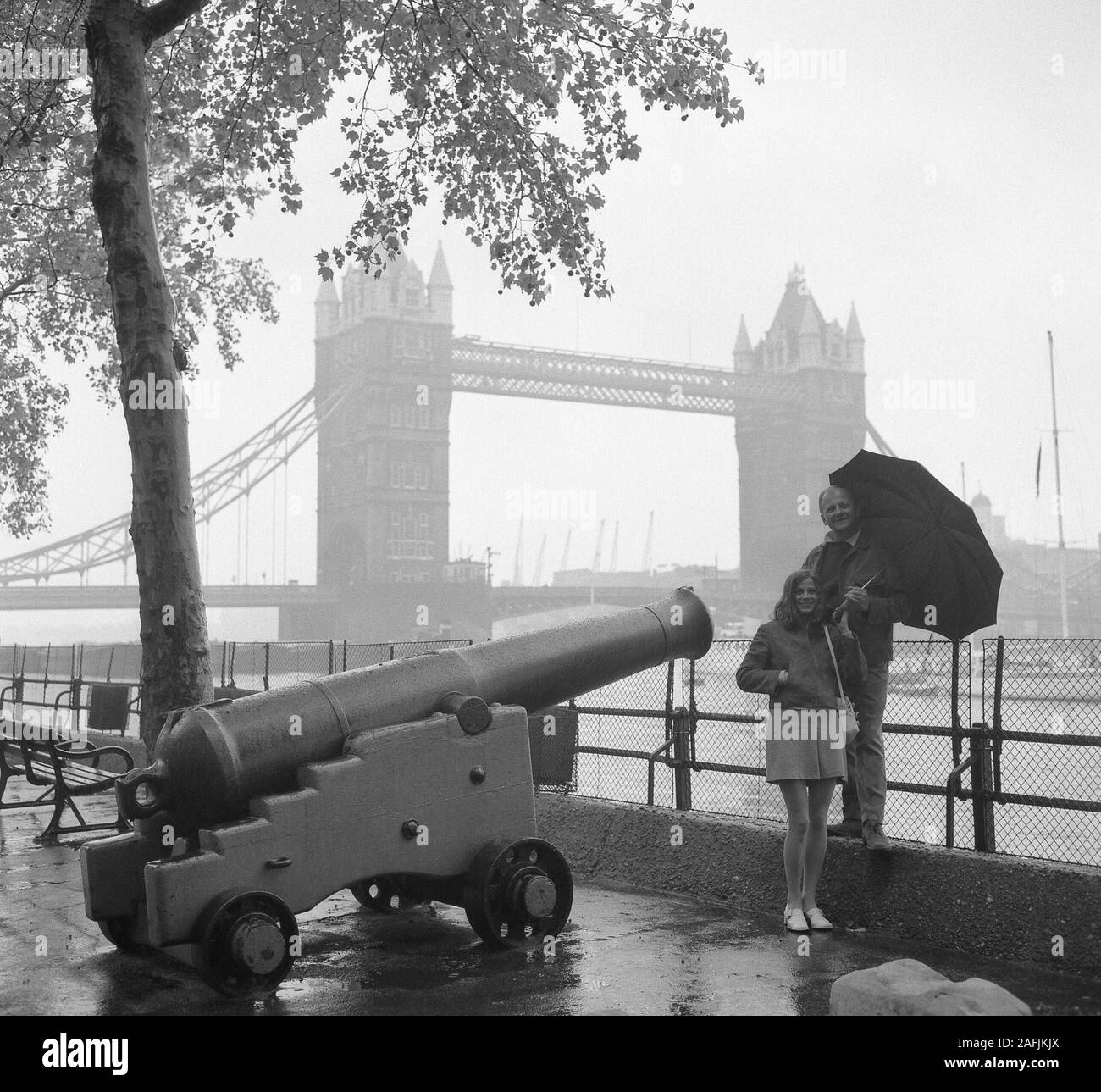 1970s tower bridge hi-res stock photography and images - Alamy