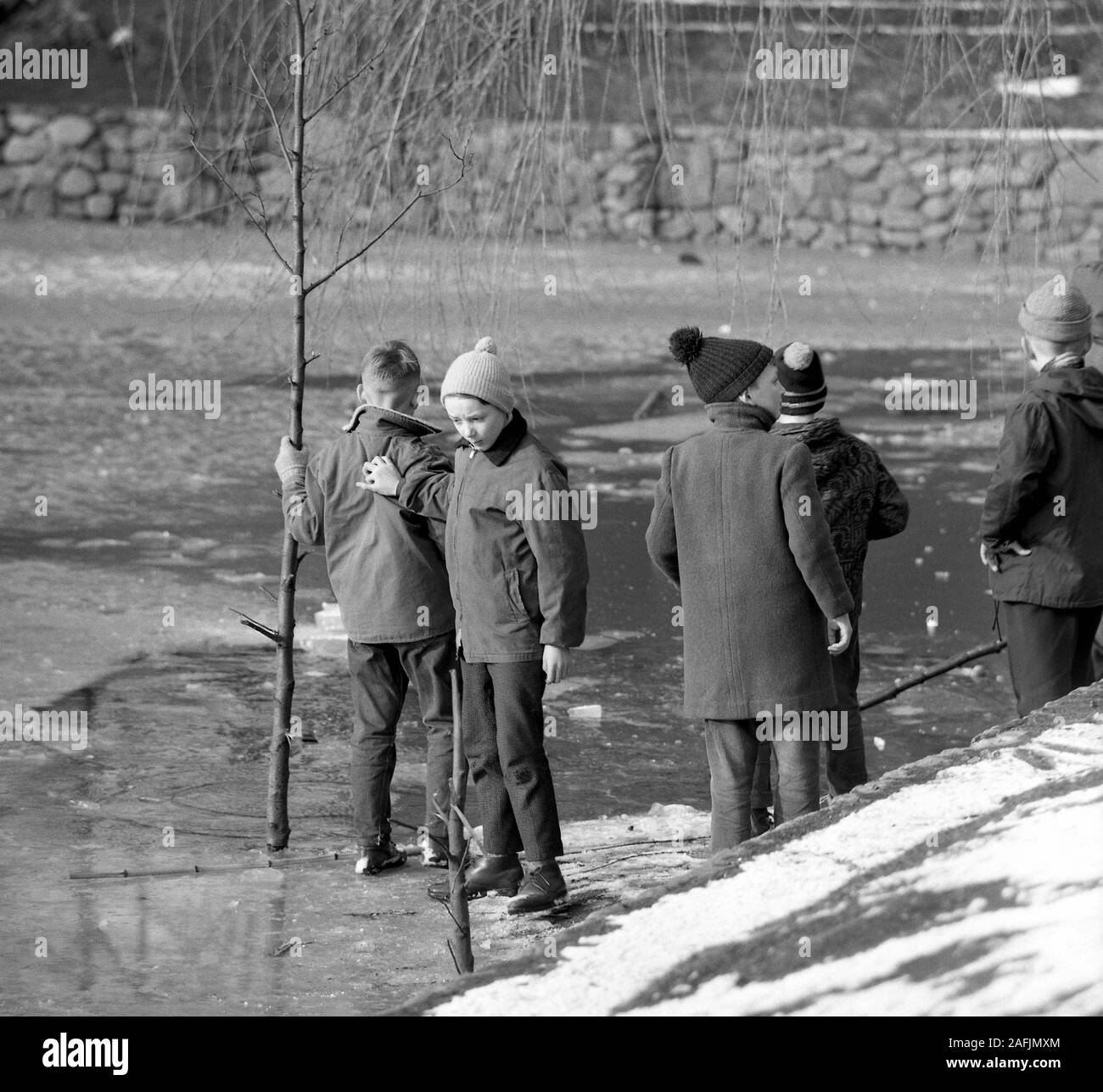 Children and thin ice cracking at the Klarensee in Berlin Tempelhof ...