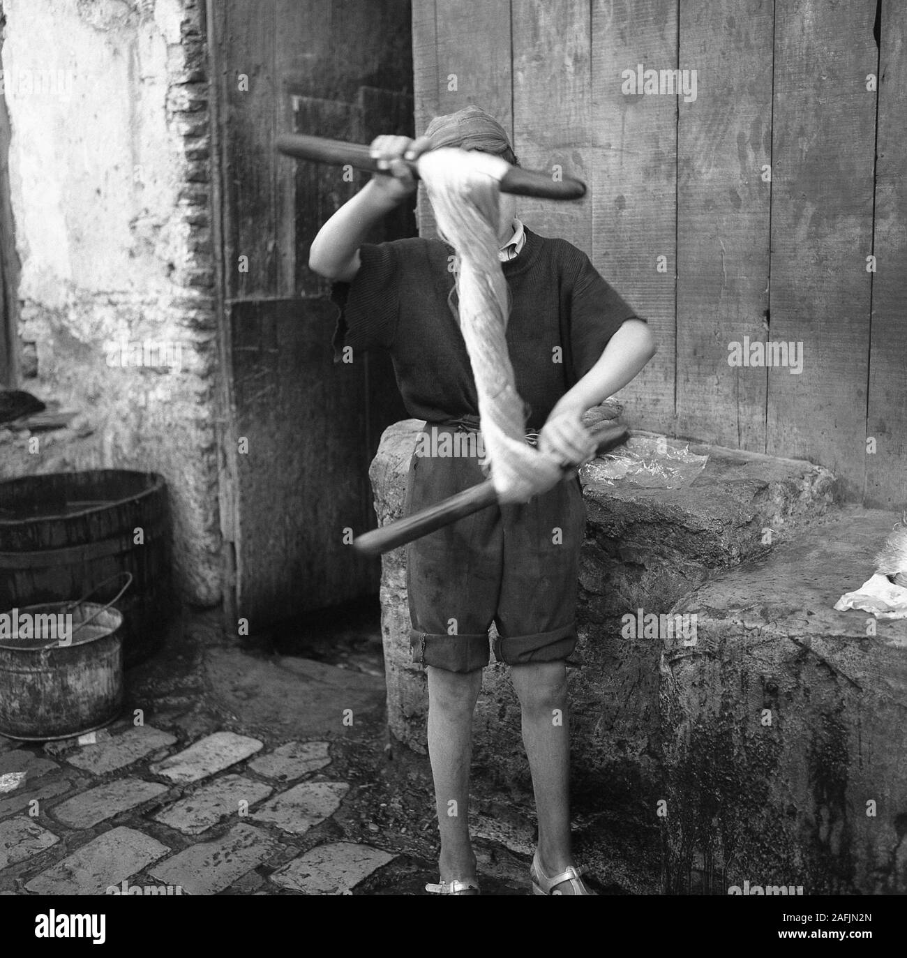 Wringing out hi-res stock photography and images - Alamy