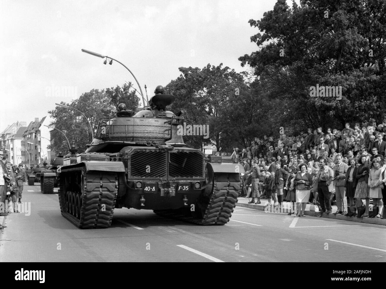 Us military parade hi-res stock photography and images - Alamy