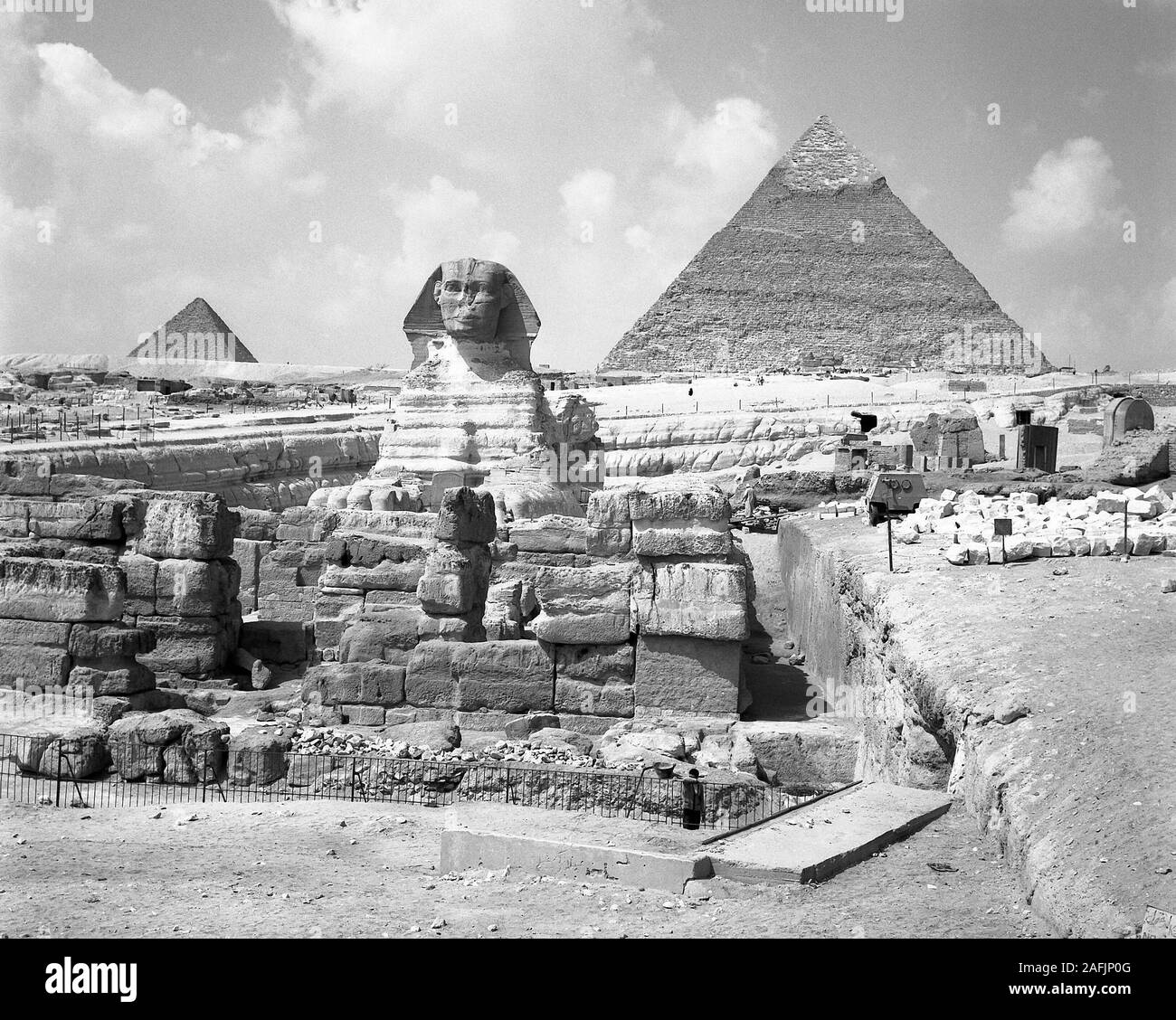 Great pyramid and great sphinx of giza Black and White Stock Photos ...