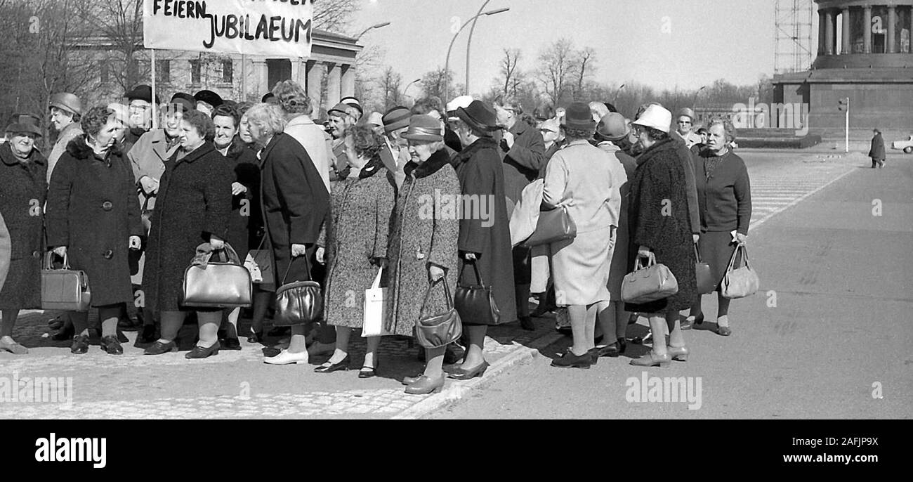 Rubble women berlin hi-res stock photography and images - Alamy