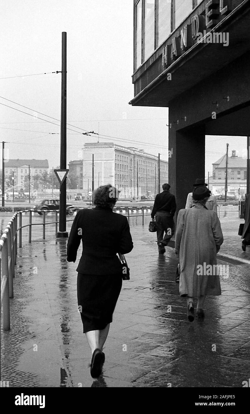 1950s department store hi-res stock photography and images - Alamy