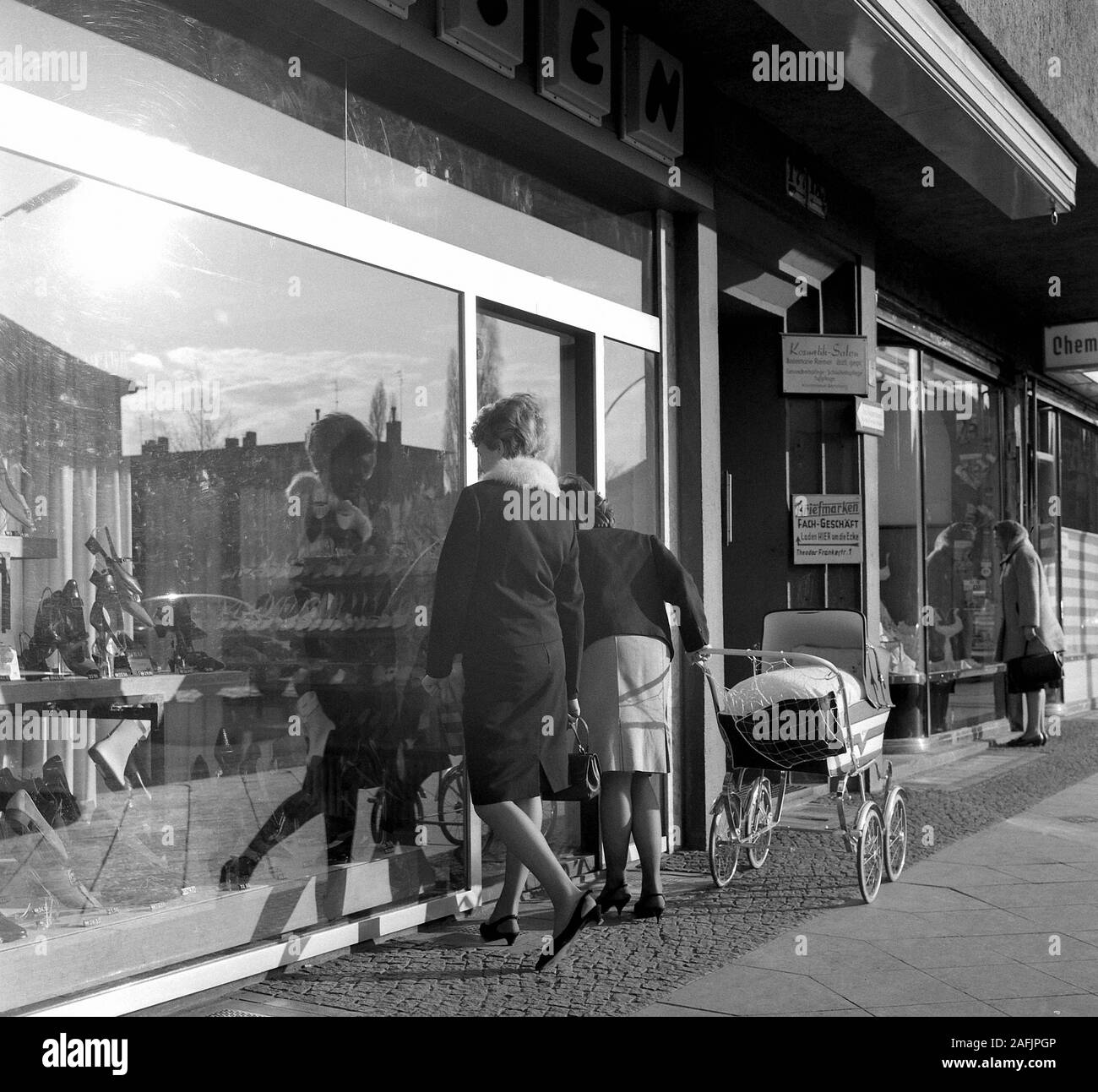 1960s shoe shop Black and White Stock Photos & Images - Alamy