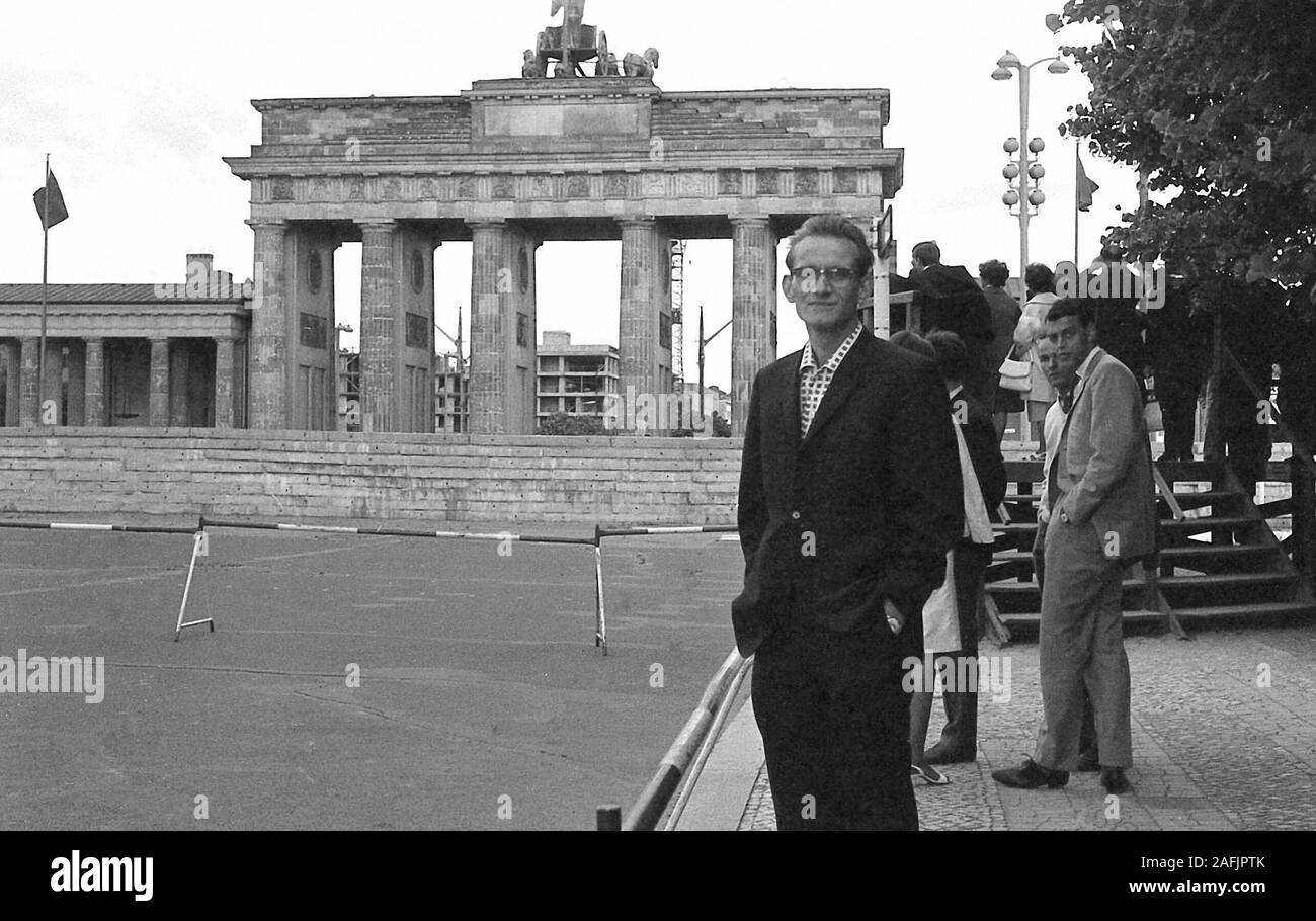 Brandenburg gate with berlin wall hi-res stock photography and images ...