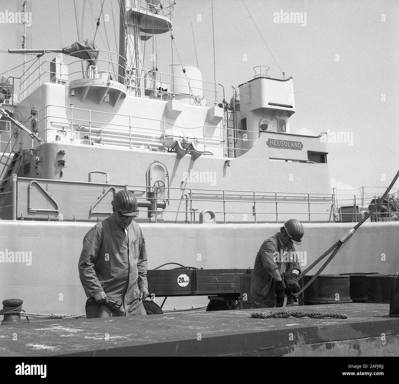Ship worker 1970s hi-res stock photography and images - Alamy