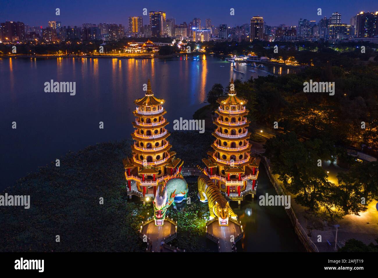 Dragon and Tiger Pagodas at night in Kaohsiung, Taiwan Stock Photo - Alamy