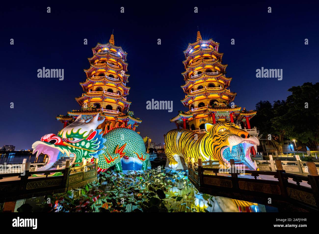 Dragon and Tiger Pagodas at night in Kaohsiung, Taiwan Stock Photo - Alamy
