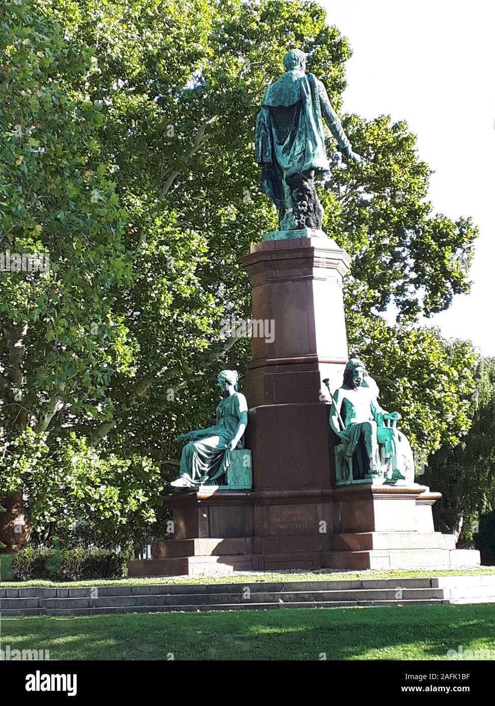 Statues abound in the streets, gardens , parks and squares of Budapest ...