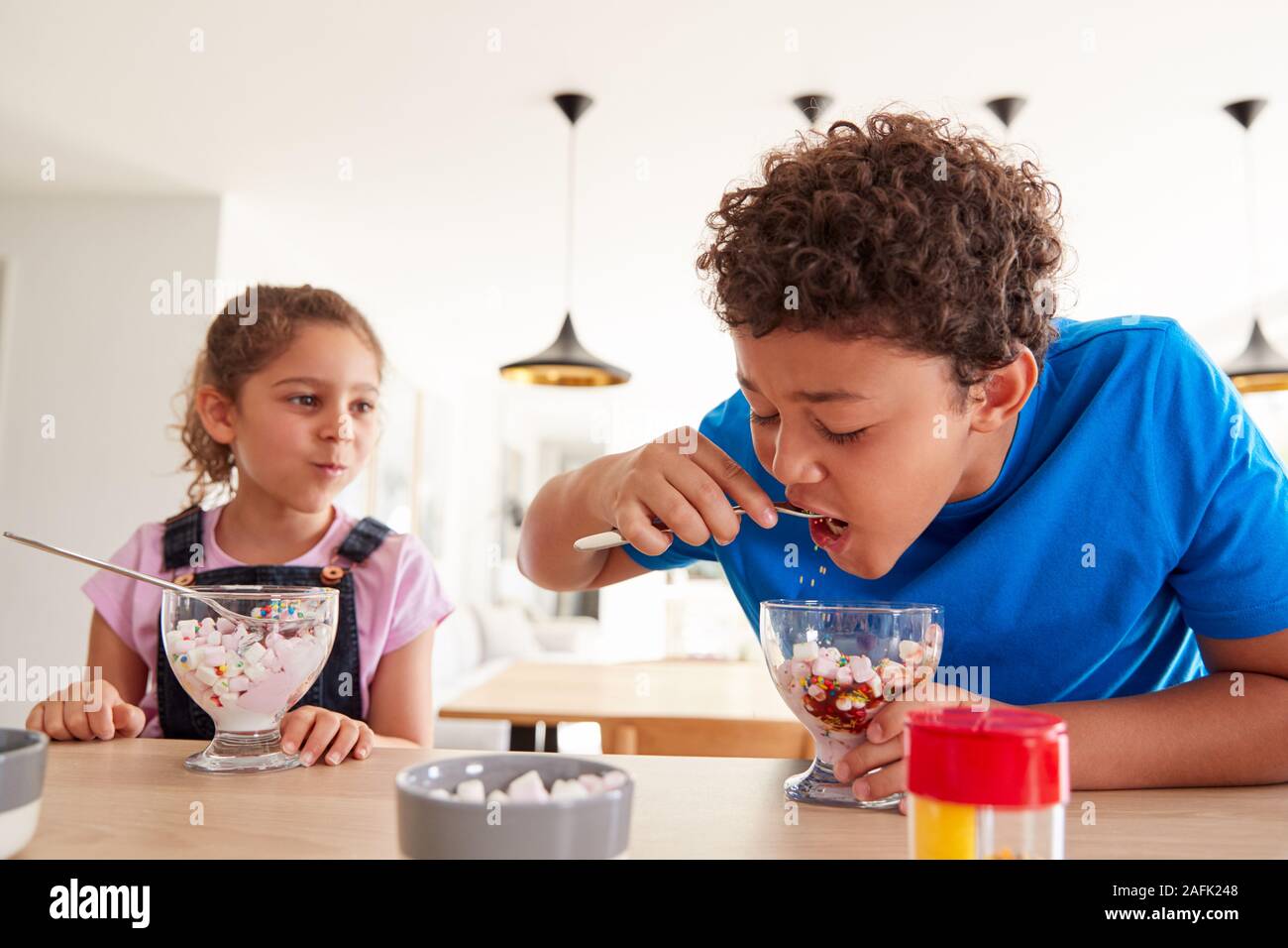 Children eating ice cream laughing hi-res stock photography and images ...