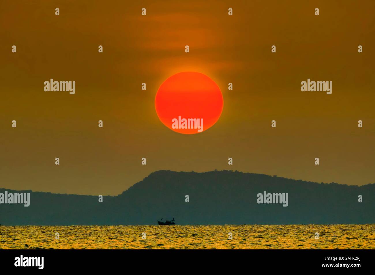 Big red sun setting through hi-res stock photography and images - Alamy
