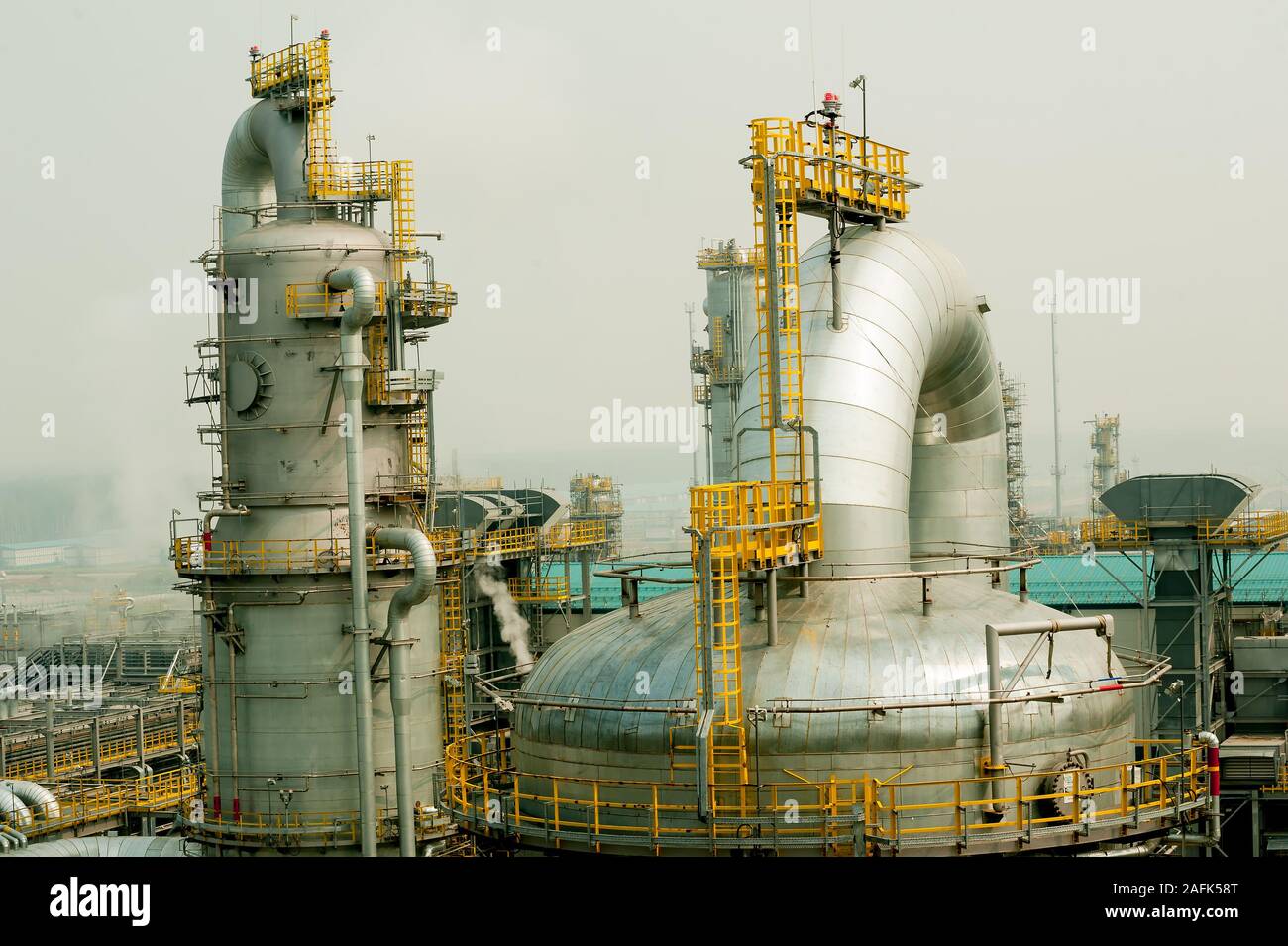 Plant on processing of hydrocarbonic raw materials Stock Photo - Alamy