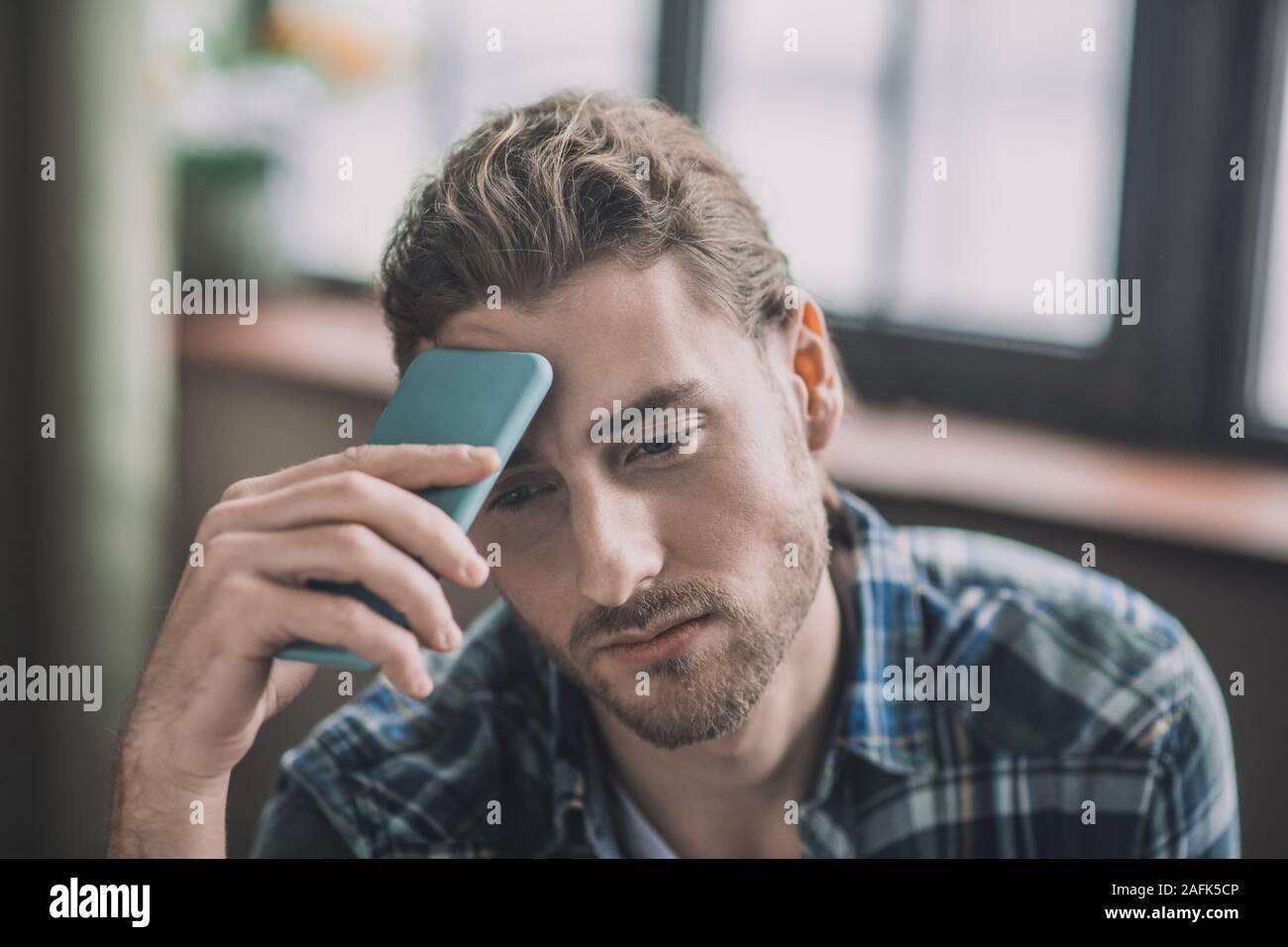 Tired and frustrated men holding his mobile phone Stock Photo - Alamy