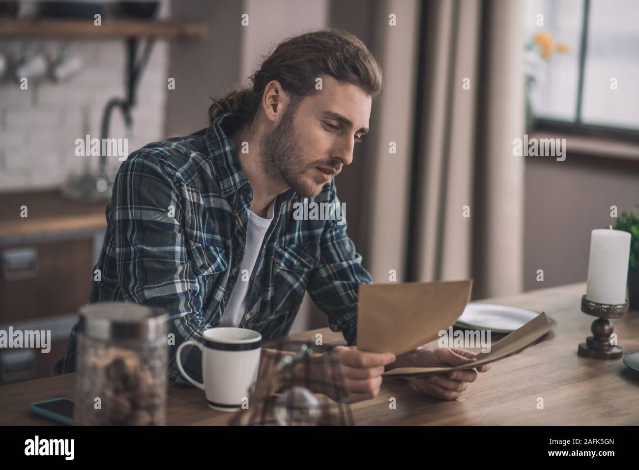Man reading the papers hi-res stock photography and images - Alamy