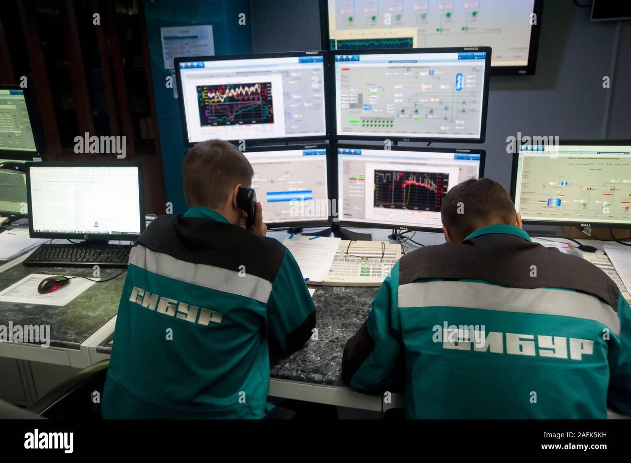 Petrochemical plant control room hi-res stock photography and images ...
