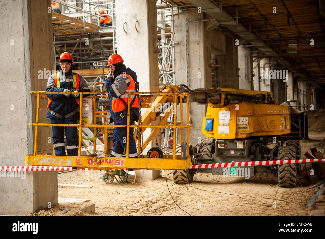 Hydraulic construction platform with builders Stock Photo - Alamy