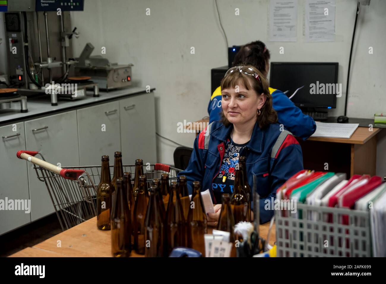 Quality control on glass bottles factory. Tyumen Stock Photo - Alamy