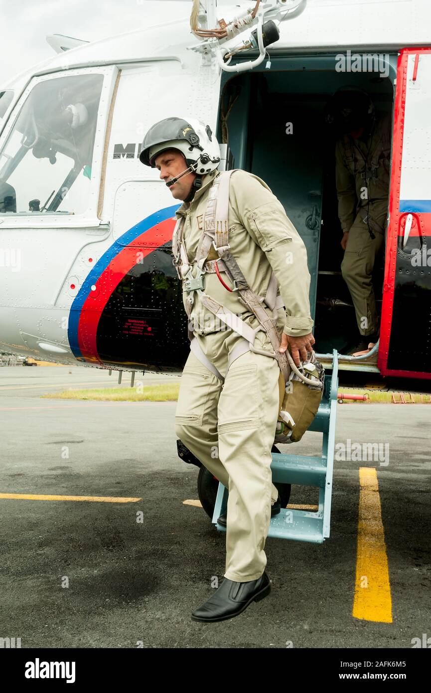 Pilot pilots flying working hi-res stock photography and images - Alamy