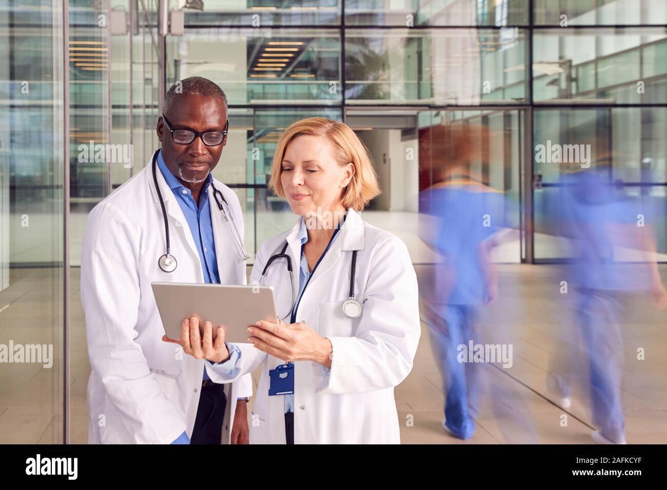 Male And Female Doctors Having Informal Meeting In Modern Hospital ...