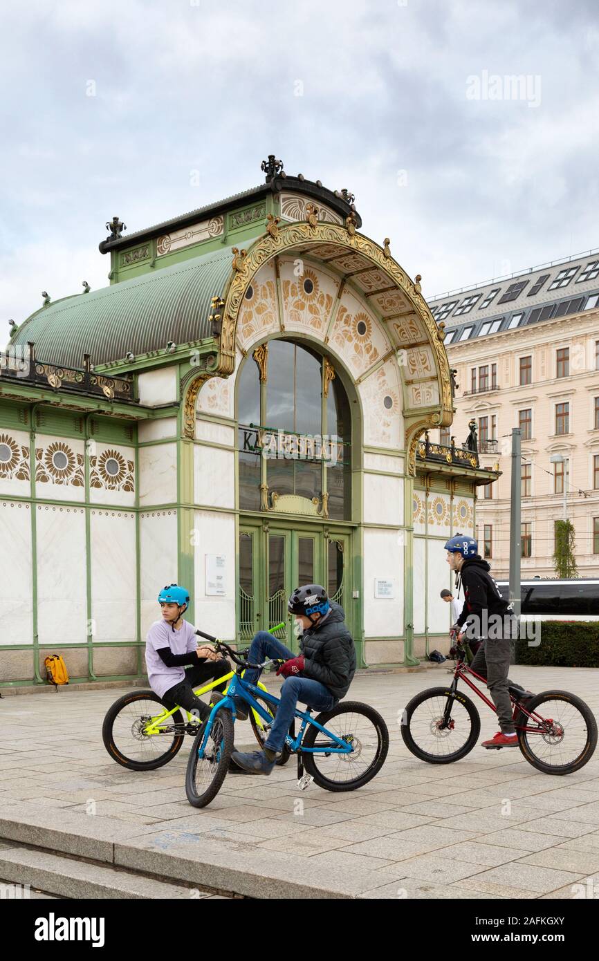 Vienna cycling children hi-res stock photography and images - Alamy