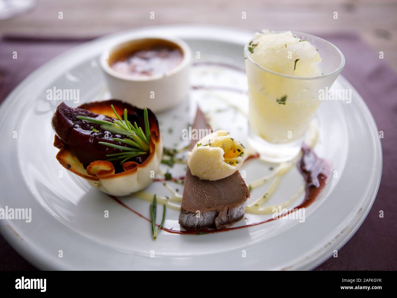 Dessert course hi-res stock photography and images - Alamy
