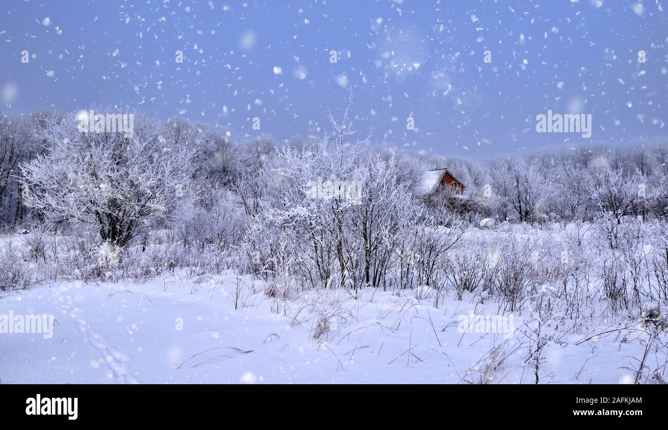 Snow falling in country hi-res stock photography and images - Alamy