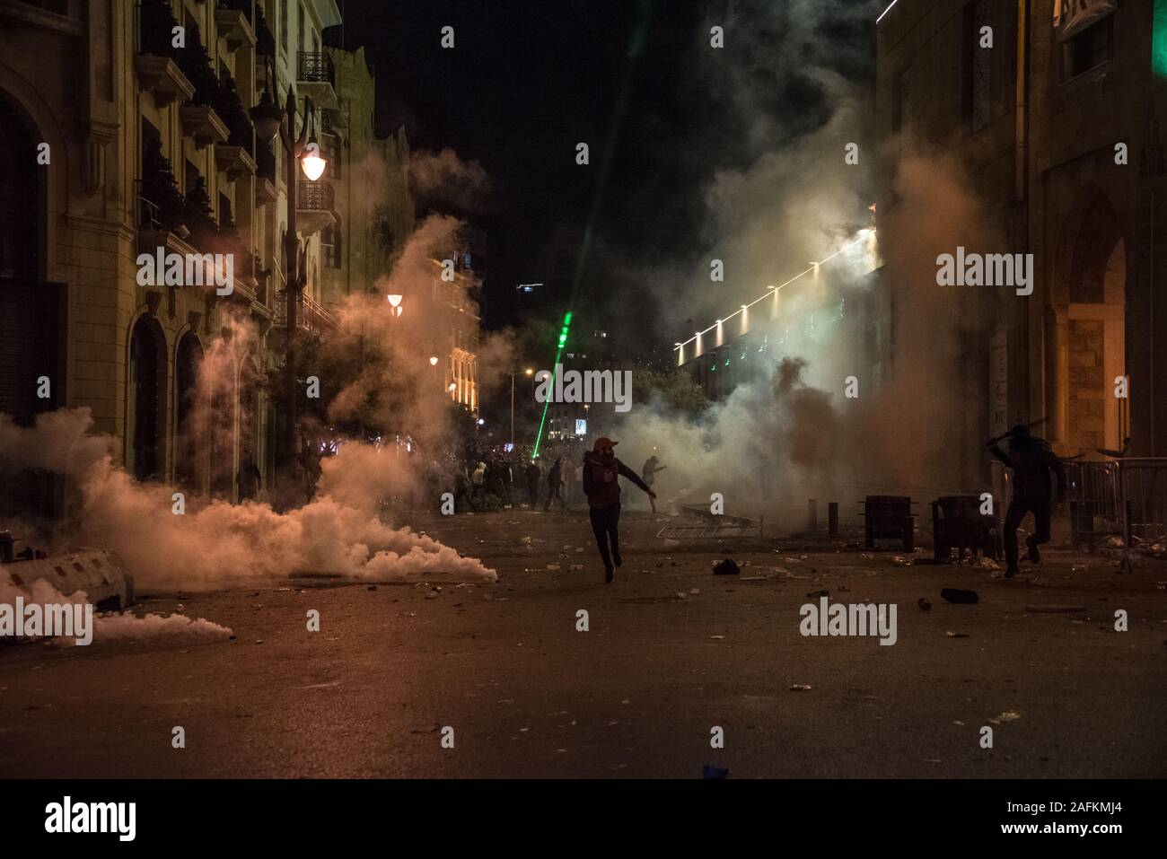 Police fight rioters water hi-res stock photography and images - Alamy