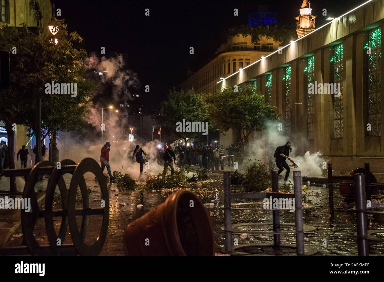 Protesters form human barricade hi-res stock photography and images - Alamy