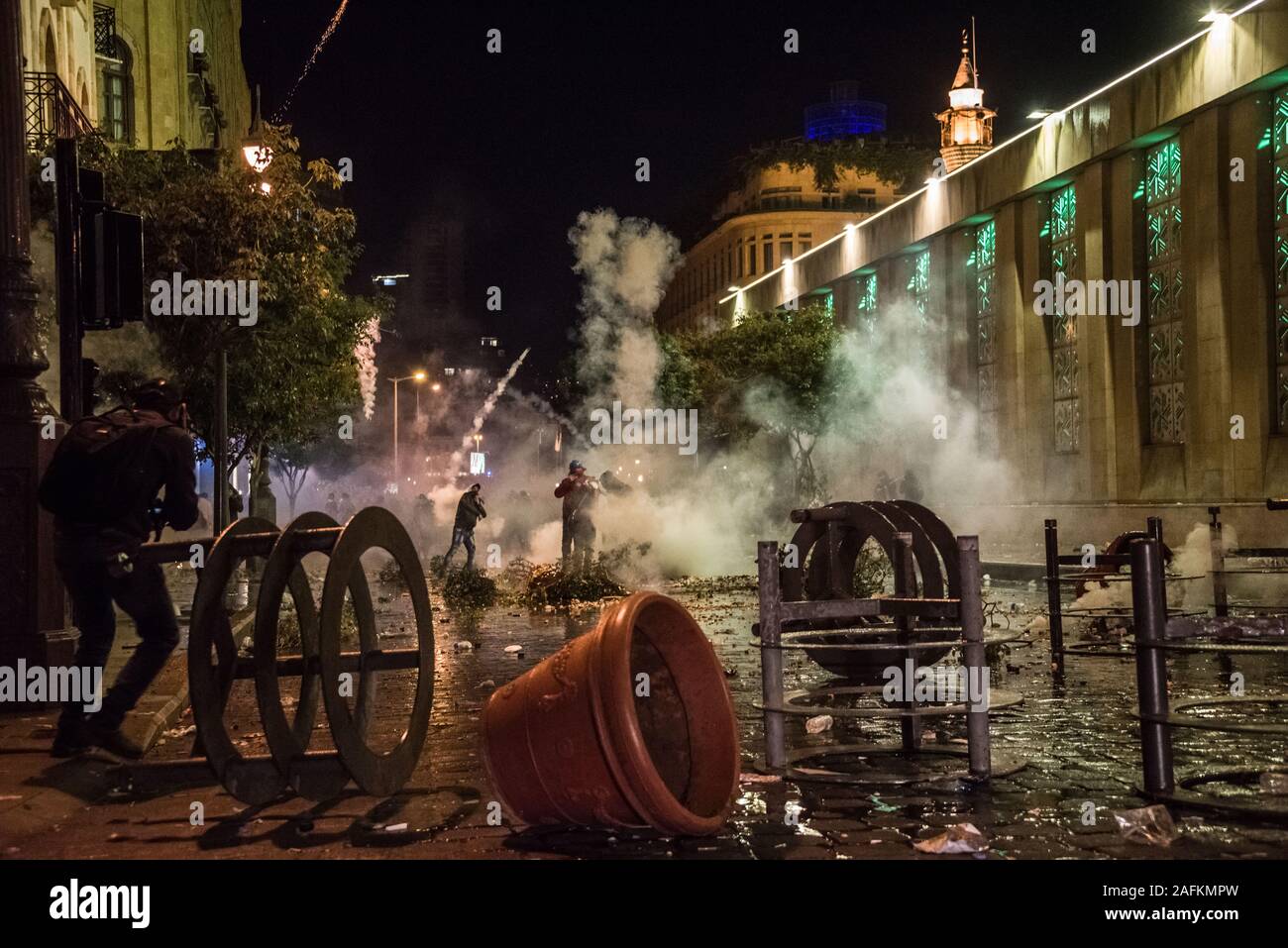 Protesters form human barricade hi-res stock photography and images - Alamy