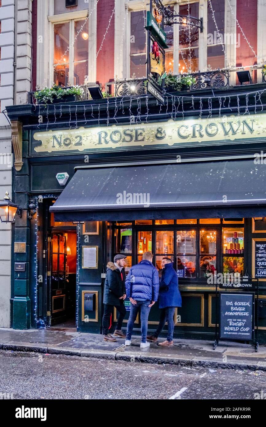 Rose and crown pub london hi-res stock photography and images - Alamy