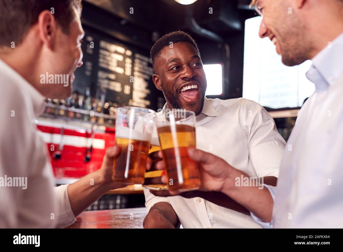 Three guys drinking beer hi-res stock photography and images - Alamy