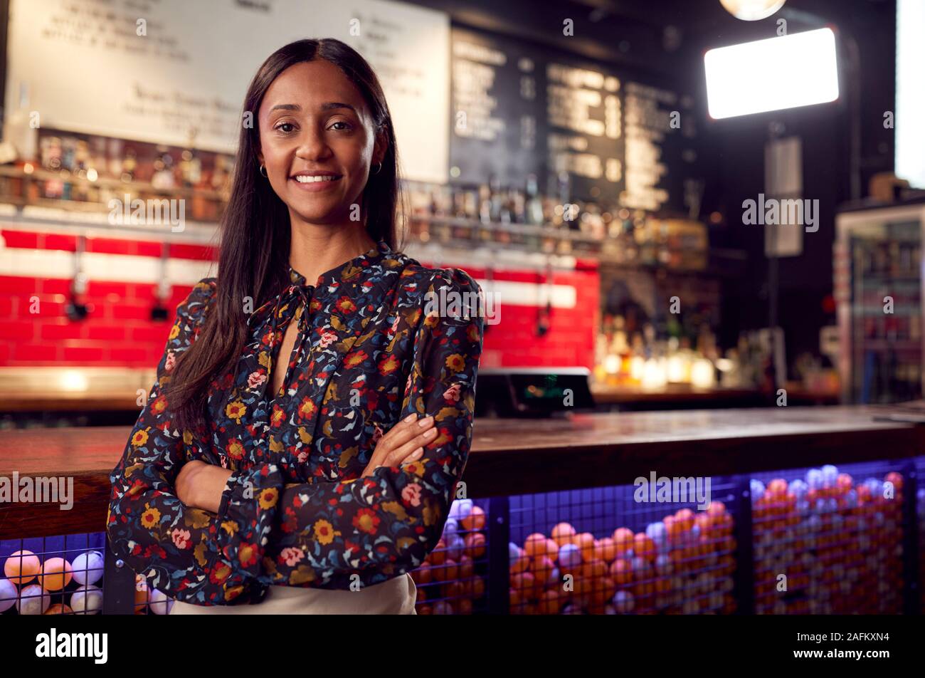 Women standing bar counter hi-res stock photography and images - Alamy