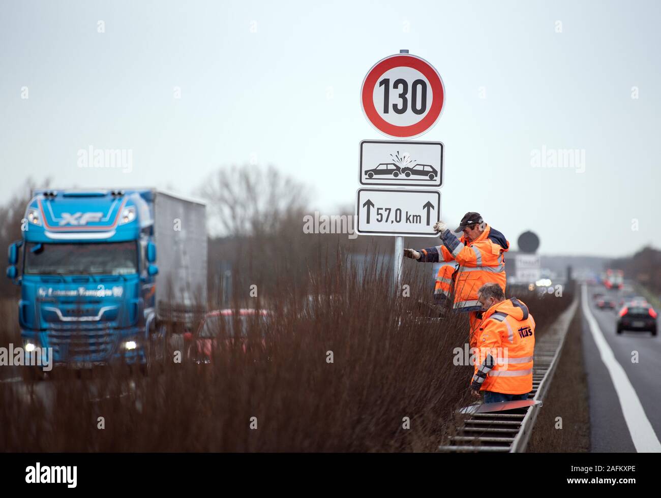 Rangsdorf, Germany. 16th Dec, 2019. A worker on the A13 motorway ...