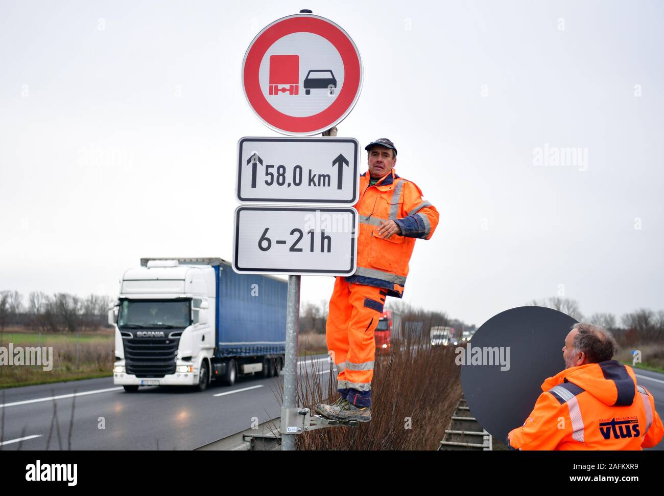 Temporary speed limit sign hi-res stock photography and images - Alamy