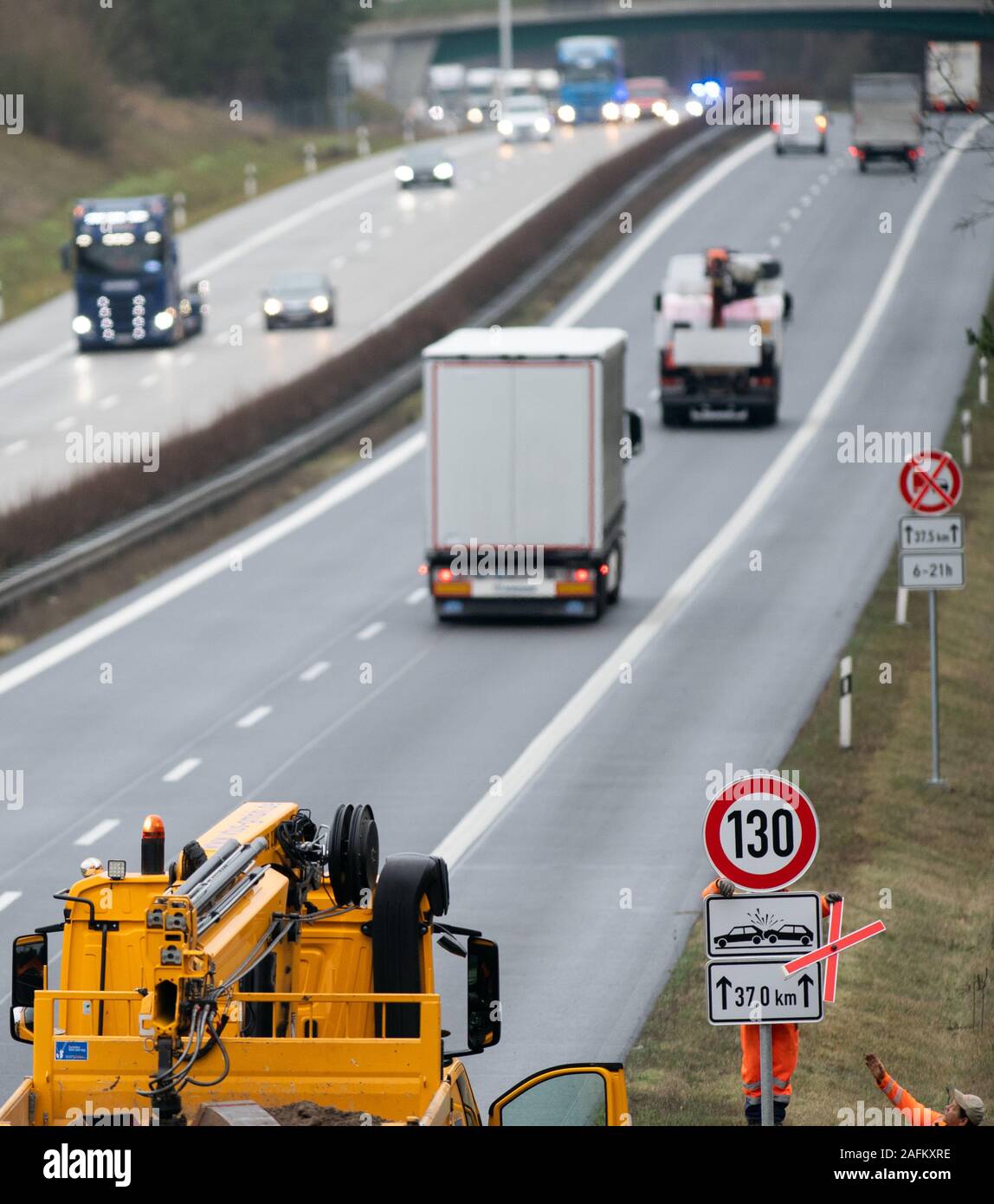 130 speed limit sign hi-res stock photography and images - Alamy