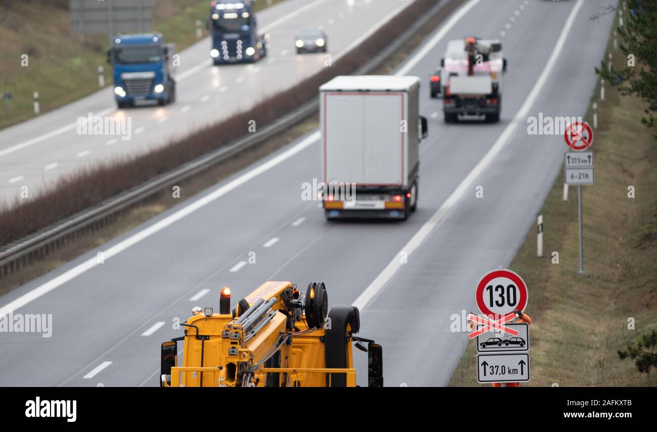130 speed limit sign hi-res stock photography and images - Alamy